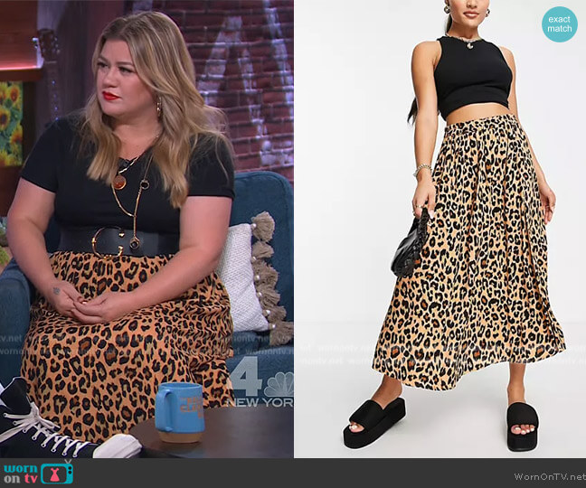 WornOnTV: Kelly’s leopard print skirt on The Kelly Clarkson Show ...