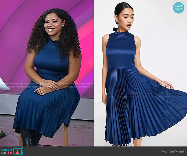 WornOnTV: Arianna Davis’s blue sleeveless pleated dress on Today ...