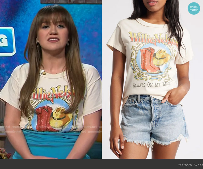 WornOnTV: Kelly’s Willie Nelson graphic tee on The Kelly Clarkson Show ...